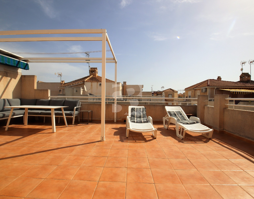 CORNER TOWNHOUSE WITH SOLARIUM, GARDEN AND POOL